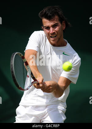 Irlands Conor Niland in Aktion gegen den Franzosen Adrian Mannarino am ...