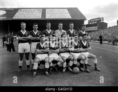 Der walisische Nationalspieler Roy Vernon (links) und der schottische ...