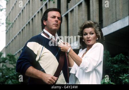 Schauspielerin Stephanie Beacham und Terry Wogan die TV-Moderatorin ...
