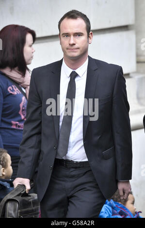 Greg Reardon, der Freund von Joanna Yeates, winkt, als er das Bristol ...