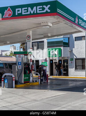 Mexiko, Mexiko-Stadt, PEMEX (Petroleos de Mexico) Tanker Panzer an ...
