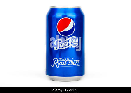 Dose Pepsi Cola auf einem Bett aus Eis und weißen Hintergrund, Pepsi ...