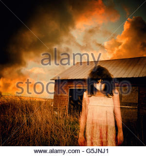 ein unheimlich Geist Mädchen trägt ein weißes Nachthemd Stockfoto, Bild ...