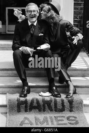 London: Designer Hardy Amies auf dem Dach des Carlton Towers Hotel. Mit ...