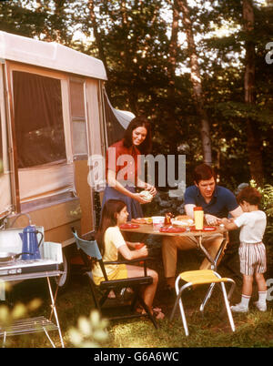1970ER JAHRE FAMILIE CAMPING URLAUB CAMPINGPLATZ MUTTER KOCHEN AUF ...