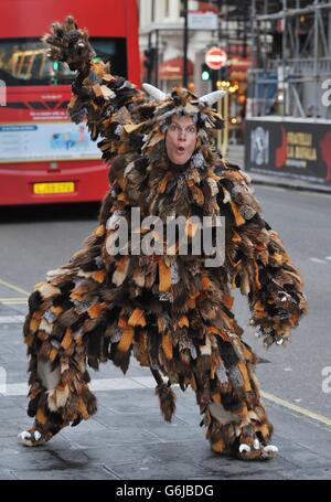 Tom Crook (der Gruffalo) in THE GRUFFALO at the Lyric Theatre, London ...