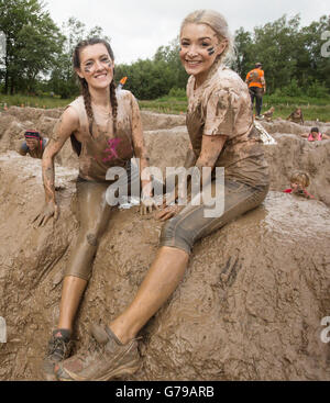 Zwei Mädchen bedeckt in Glastonbury Festival Schlamm Stockfotografie ...