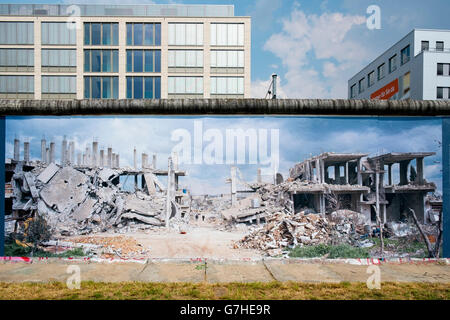 Bilder aus dem Krieg an Wand, eine Fotoausstellung über den Krieg in ...
