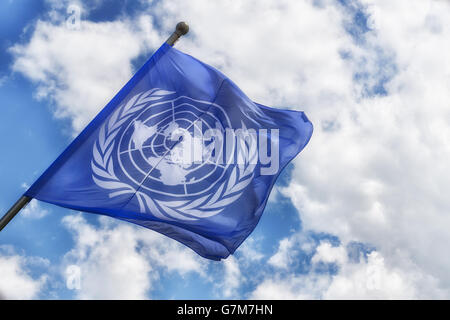 Flagge der Vereinten Nationen in den blauen Himmel fliegen Stockfoto, Bild: 31696203 - Alamy
