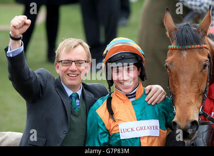 Gavin Sheehan (links) feiert den Sieg des Virgin Bet December Gold Cup ...