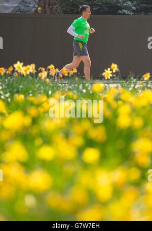 London, UK. 9. April 2015. Oxford University Boat Club (OUBC) auf einem ...