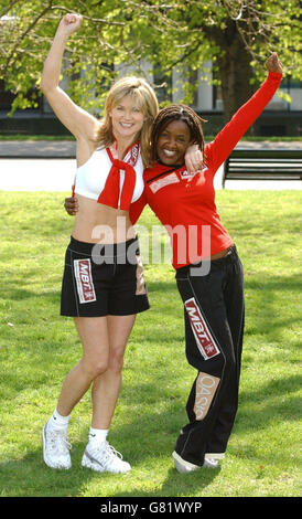 Die Fernsehmoderatoren Anthea Turner (links) und Sally Meane nehmen im ...