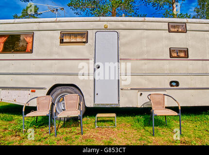 Eine rostige alte Oldtimer Wohnmobil mit Asbest Dach geparkt in Drace ...