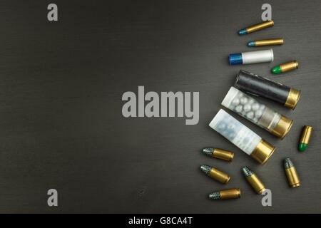 Schrotpatronen, verschiedene Arten und Kaliber, isoliert auf weißem ...