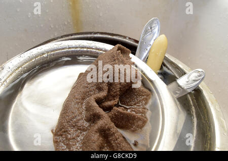 Schmutziges Geschirr und Waschlappen in die Spüle Stockfotografie - Alamy