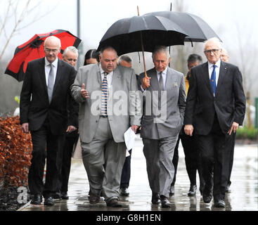 Der Prinz von Wales mit (von links nach rechts) Dr. Terry Bramall und ...