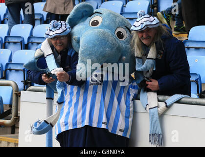 Coventry City Fans und Maskottchen Sky Blue Sam vor dem Sky Bet ...