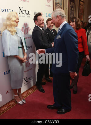 Anthony McPartlin (Mitte) und Declan Donnelly auf der Bühne mit dem ...