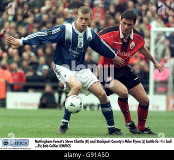 Aaron Wilbraham von Stockport County (links) hält Darren Kenton von ...