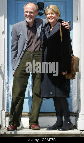 John Farrant mit seiner schwangeren 63-jährigen Frau Patricia Rashbrook ...