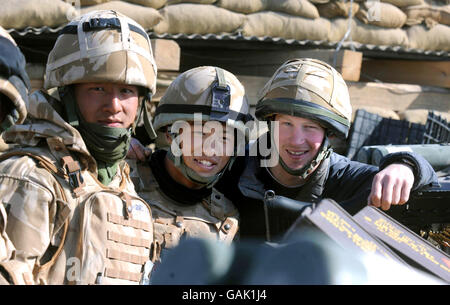 Prinz Harry posiert mit Gurkha-Soldaten auf dem Beobachtungsposten auf ...