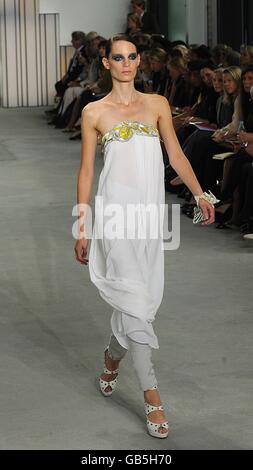 Ein Model trägt eine Kreation des Designers Temperley London während ...