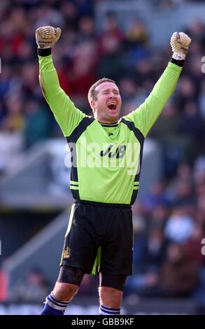 Wigan Athletic Torwart John Filan (Mitte) wird von Plymouth Argyle's ...