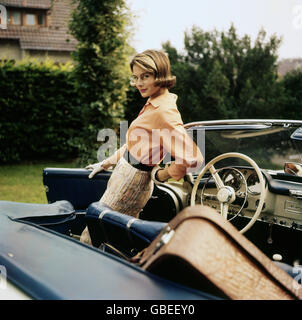 Mode, 1950er Jahre, Damenmode, Frau mit Wollanzug mit Weste, Kappe und ...