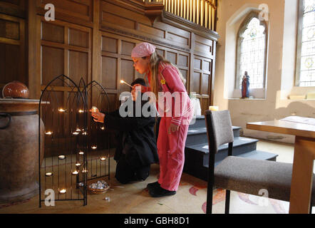 Sharon Dorey und Tochter Lauren im Alter von 9 Jahren unterzeichnen ein ...