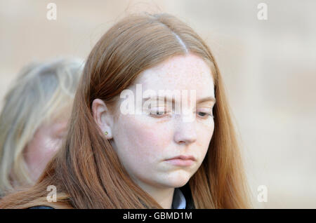 Matthew Pykes Freundin Joanna Witton hört sich eine Erklärung an, die ...