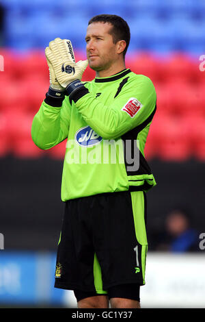 Wigan Athletic Torwart John Filan (Mitte) wird von Plymouth Argyle's ...