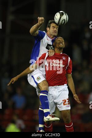 Die Dexter Blackstock (Spitze) von Nottingham Forest und Tom Lees von ...