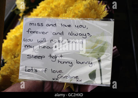 Caroline Annis, die Frau von Fusilier Simon Annis, bei der Beerdigung ...