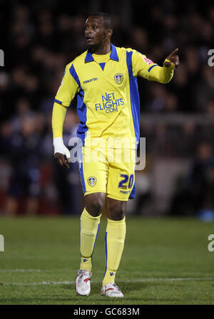 Tresor Kandol und Bristol von Leeds United verrovers Lewis Haldane in ...