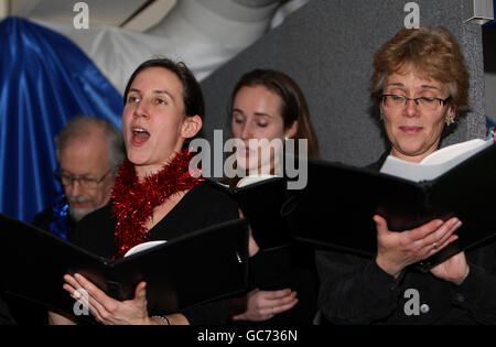 Mitglieder des New London Singers Choir unter der Leitung von Ivor ...