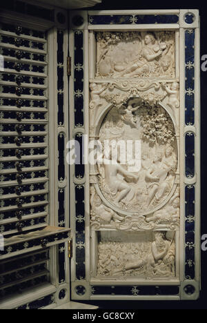 Fine Arts, Schrank, von Christof Angermair, für die Münzsammlung des Kurfürsten Maximilian i ...