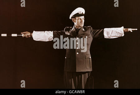 Polizei, DDR, Verkehrspolizei, Volkspolizei Verkehrspolizist mit Stau ...