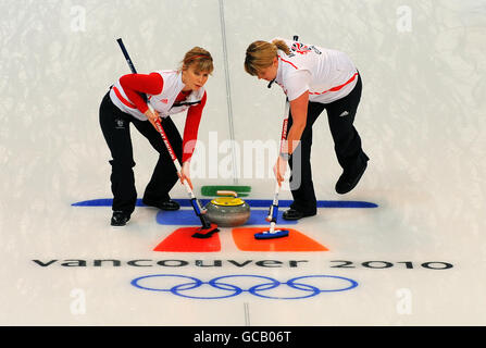 Die Briten Kelly Wood (links) und Lorna Vevers beim Ladies Curling ...