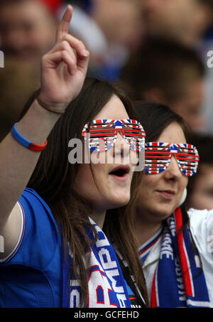 Rangers-Fans feiern den Sieg der schottischen Premiership im George ...