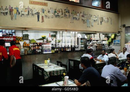 Indien Mumbai Bombay Leopold Cafe seit 1871 Stockfotografie - Alamy