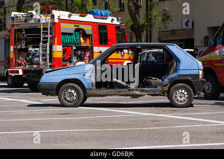 Alte kaputte Auto nach einem Unfall Stockfoto, Bild: 162326564 - Alamy