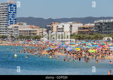Der Strand und die Stadt von Palamos an der Costa Brava in Spanien ...