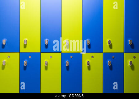 Gelbe Schule Spind mit blauem Zahlenschloss - die Tür für eine einzelne ...