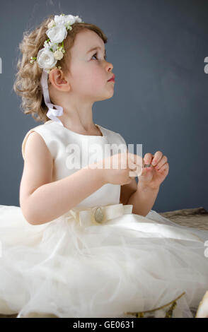 Perfekte locken. Kind süß Gesicht mit adorable curly Frisur tragen ...