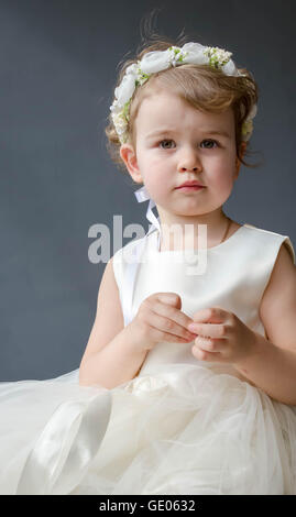 Perfekte locken. Kind süß Gesicht mit adorable curly Frisur tragen ...