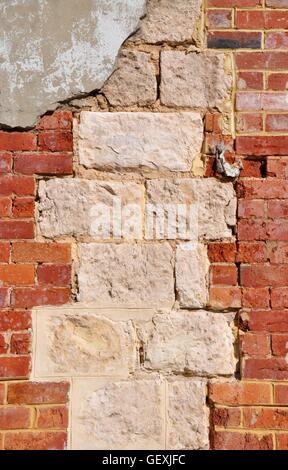 Gebäude außen mit drei Baumaterialien aus rotem Backstein, Kalkstein ...