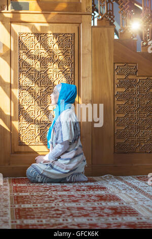 Hand der Muslime beten mit Moschee innen Hintergrund Stockfoto, Bild ...