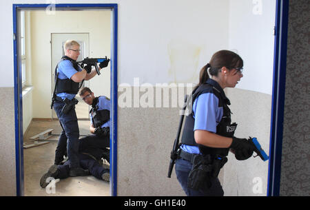 Seeland, Deutschland. 8. August 2016. Polizei-Inspektor Ruediger Dainat ...