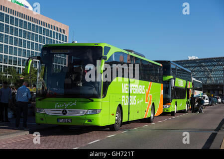 Internationalen Busbahnhof mit Flixbus Trainer am Bahnhof Sloterdijk in ...