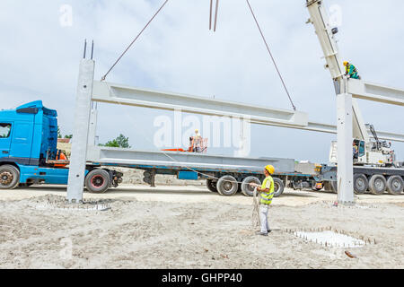 Mobiler Kran ist Carry Beton Unterzug, riesige Montagehalle ...